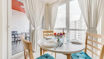 Apartamento luxo, 1 quarto, sacada | Cozinha privada | Geladeira grande, micro-ondas, fogão, cooktop