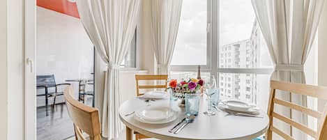 Apartamento Deluxe, 1 quarto, varanda | Cozinha privada | Um frigorífico/congelador grande, um micro-ondas, um forno