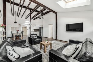 Apartamento, 1 quarto, Vista para a cidade | Secretária, secretária adequada para computadores portáteis 