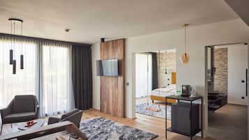 Roupas de cama antialérgicas, cofres nos quartos, cortinas blackout