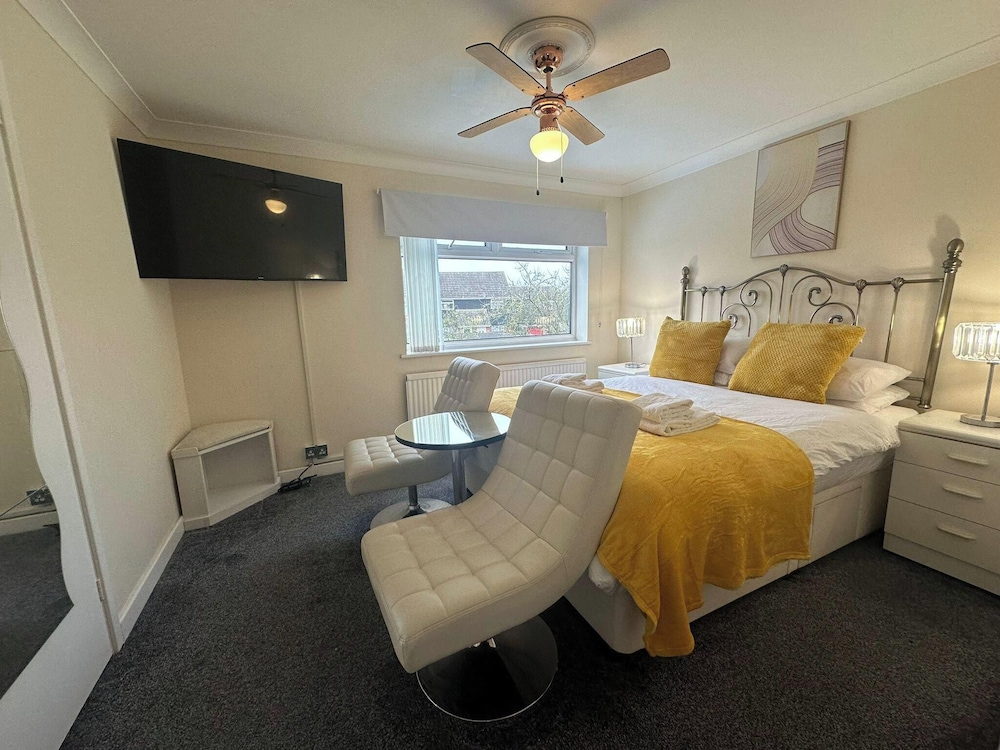 4 Bedroom Seaside House In Clacton-on-sea Sleeps 8 - Clacton-on-Sea