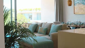 Condo exclusivo, vista para o jardim | Área de estar | Smart TV 50 polegadas com canais digitais