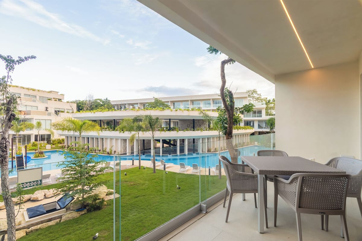 Apartamento Deluxe, 2 quartos, vista para a piscina | Vista do quarto