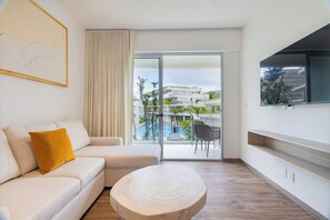 Apartamento Deluxe, 2 quartos, vista para a piscina | Sala de estar | Smart TV de 50 polegadas com canais digitais 
