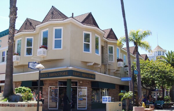 Snug Harbor Inn - Avalon, CA