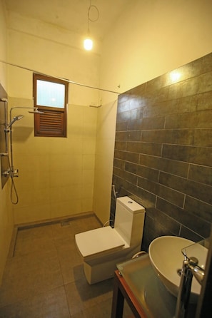 Quarto Clássico com Cama de Casal, varanda, vista para a montanha | Casa de banho | Um polibã, artigos de higiene pessoal grátis, sabão, champô