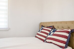 Apartamento, 2 camas queen-size, pátio, vista para o jardim (307-3 Alhambra) | 2 quartos, com decoração personalizada, com mobília individualizada