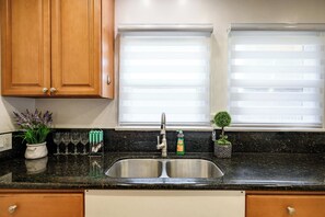 Apartamento, 2 camas queen-size, pátio, vista para o jardim (307-3 Alhambra) | Interior