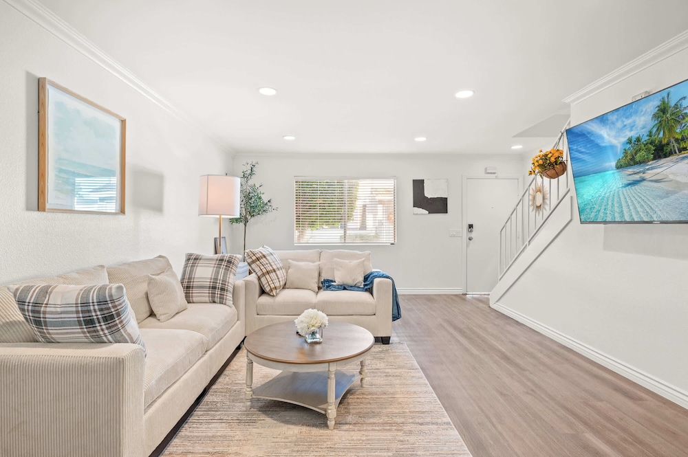 Modern Glendora Retreat Family Getaway Near Cal Poly & Mt. Sac - Pomona, CA