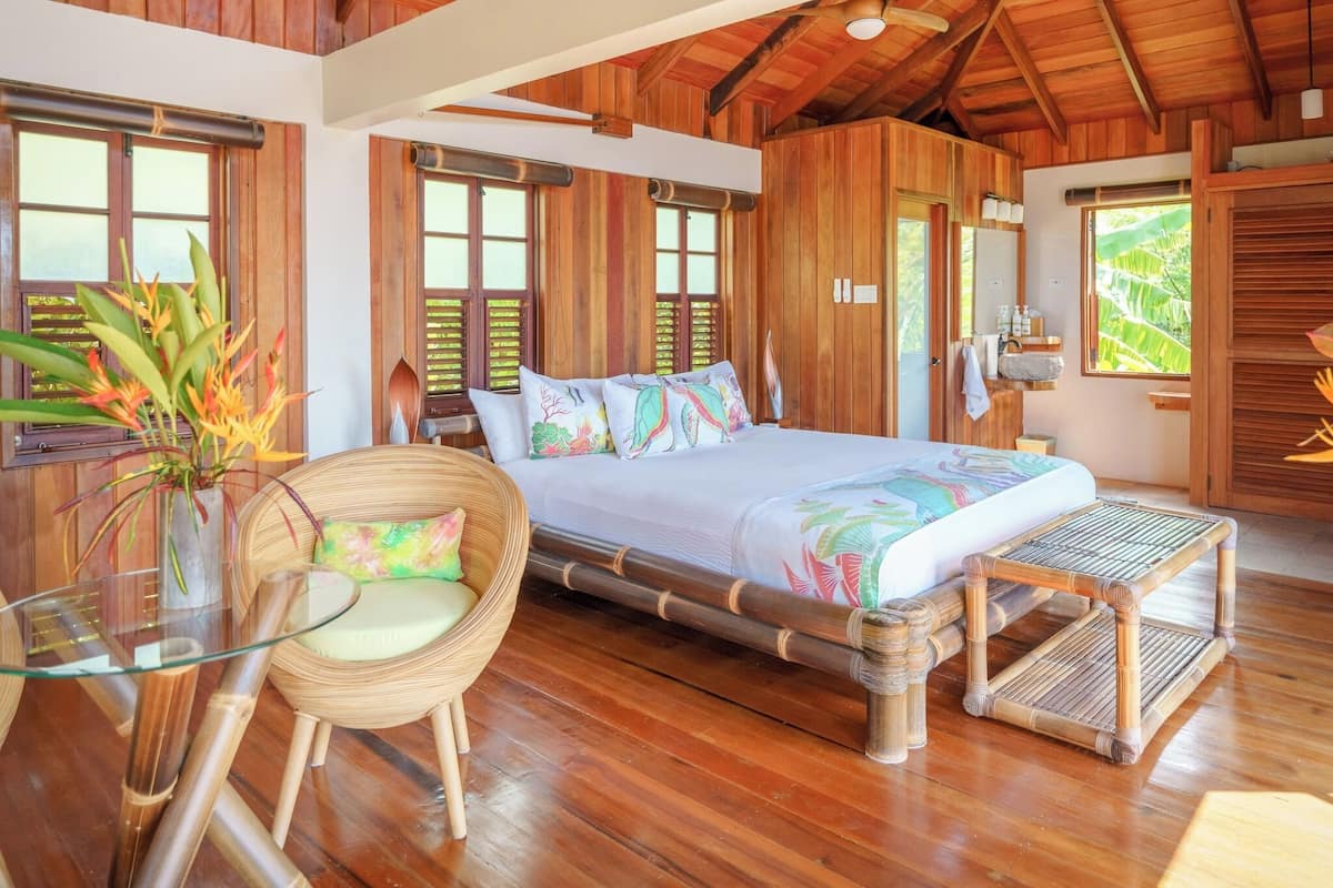 Suite Superior, vista parcial para o oceano | Cofre no quarto, secretária