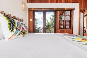 Quarto Deluxe, vista para o jardim | Cofre no quarto, secretária
