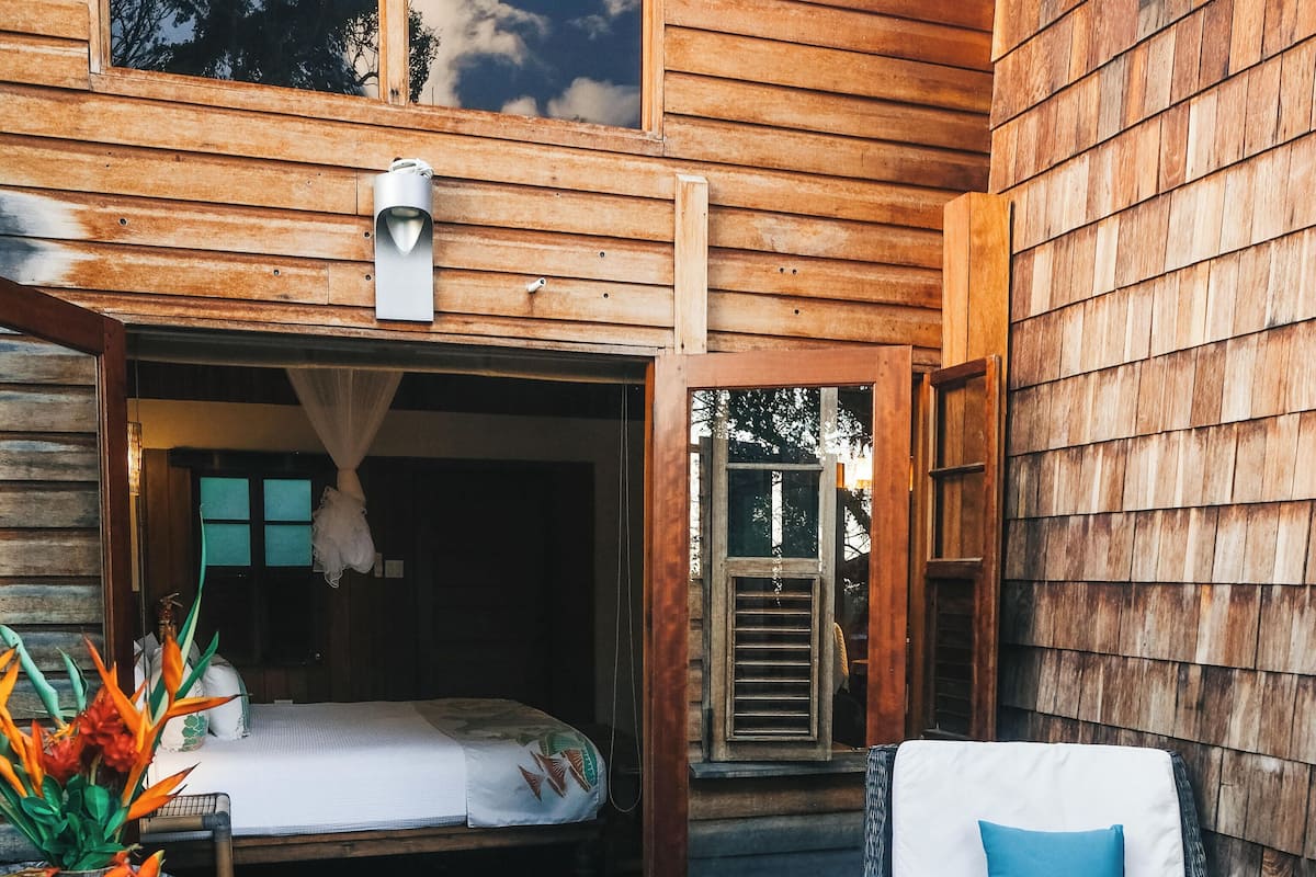 Quarto Deluxe, vista para o jardim | Cofre no quarto, secretária