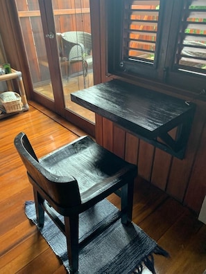 Quarto Deluxe, vista para o jardim | Cofre no quarto, secretária