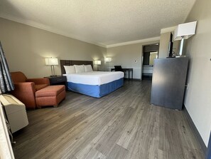 Quarto, 1 cama king-size, não fumadores | Secretária, ferro/tábua de engomar, Wi-fi grátis