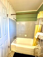 Quarto standard, várias camas | Banheiro | Produtos de toalete grátis, toalhas de banho, sabonete, shampoo