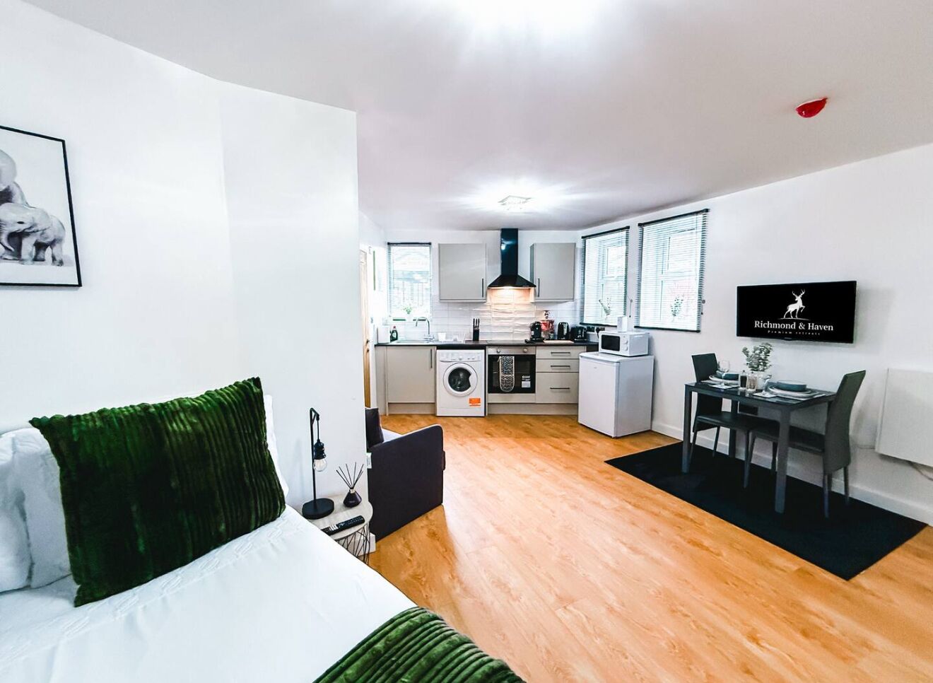 Chic Studio, Sleeps 2, Free Parking - Leeds