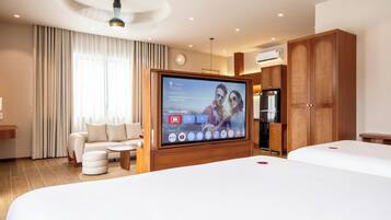 Apartamento premium, várias camas, sacada, vista para o parque | Escrivaninha, espaço de trabalho para notebook, Wi-Fi de cortesia