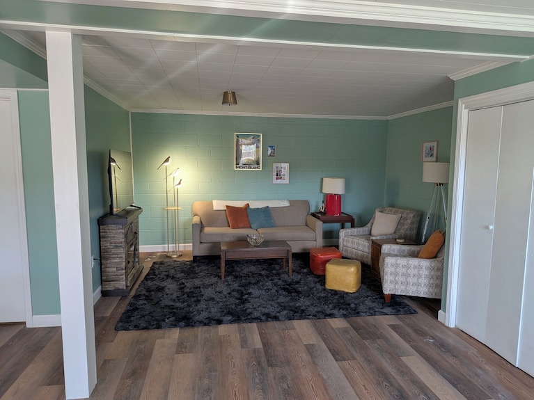 Mid-century Lake View Home. - Hickory, NC