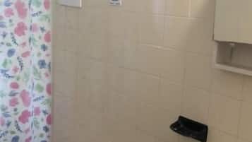 Um polibã, um secador de cabelo, toalhas fornecidas, sabão