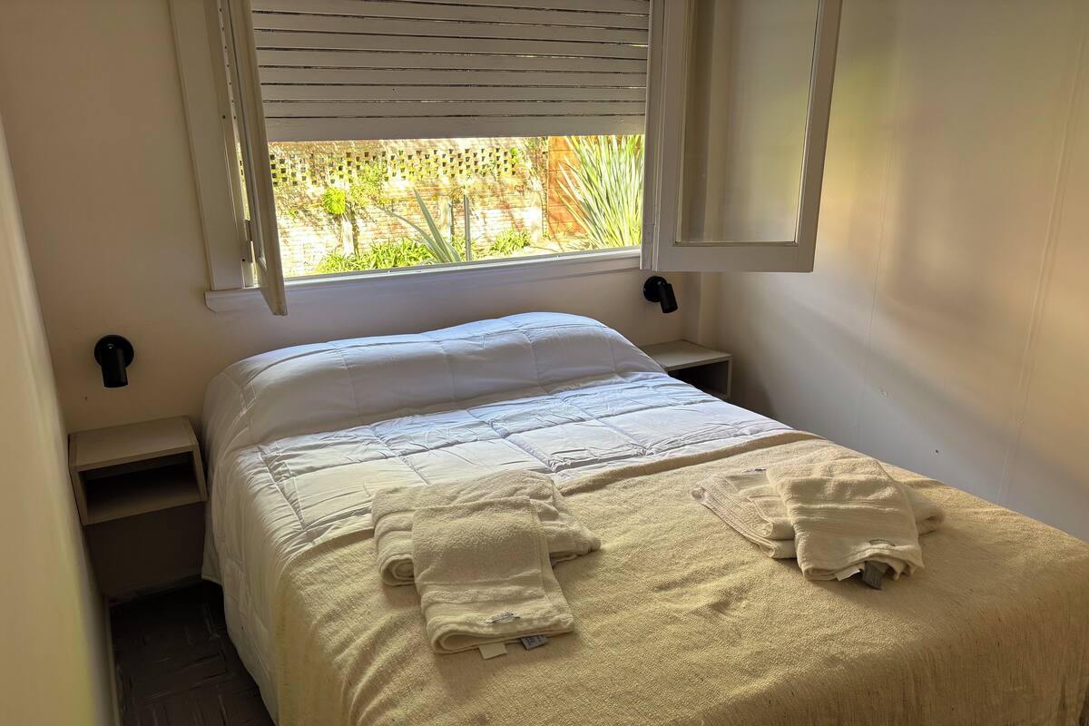 Quarto Duplo, pátio, vista para o jardim | Cofre no quarto, cortinas/cortinados opacos, Wi-fi grátis