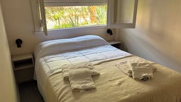 Quarto casal, varanda, vista para o jardim | Cofres nos quartos, cortinas blackout, Wi-Fi de cortesia