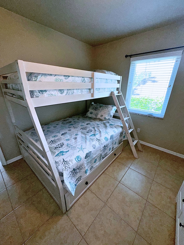 Bright end-unit 3BR w/ vaulted ceilings near beach - Crown Pointe | Stayz