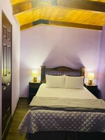 Quarto Duplo, vista para o pátio | Edredões de penas, camas de colchão pillowtop, Wi-fi grátis 