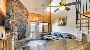 Apartamento Deluxe em Condomínio Fechado, vista para a montanha | Sala de estar
