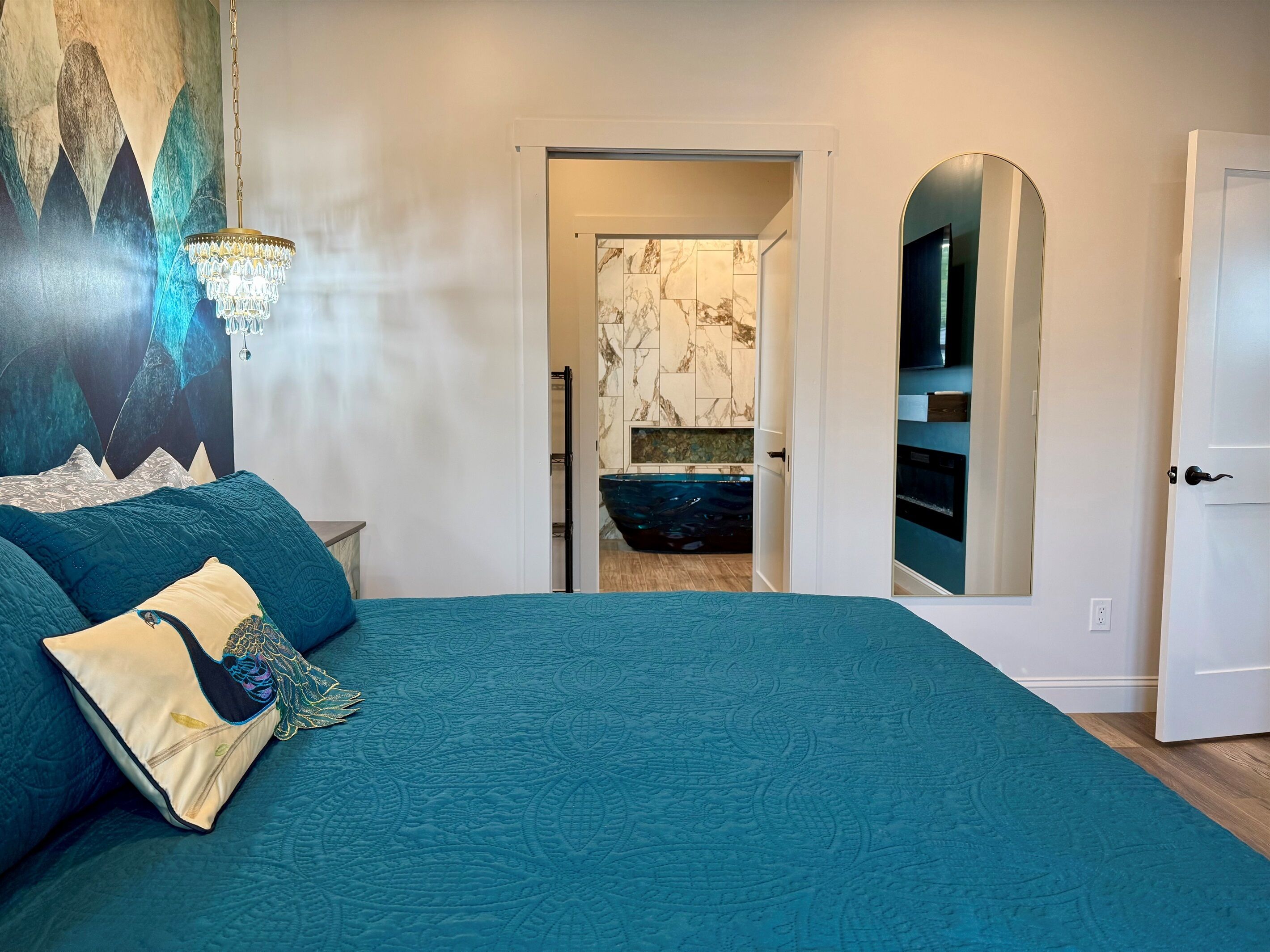 Luxe Escape:  Walk To Main St, Hot Tub, Spa Bath - Mount Airy, NC