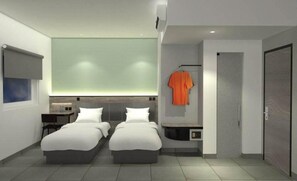 Quarto de hotel moderno com duas camas, uma janela grande e um guarda-roupa.