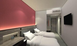 Quarto de hotel moderno com cama, mesa de cabeceira e televisão na parede.