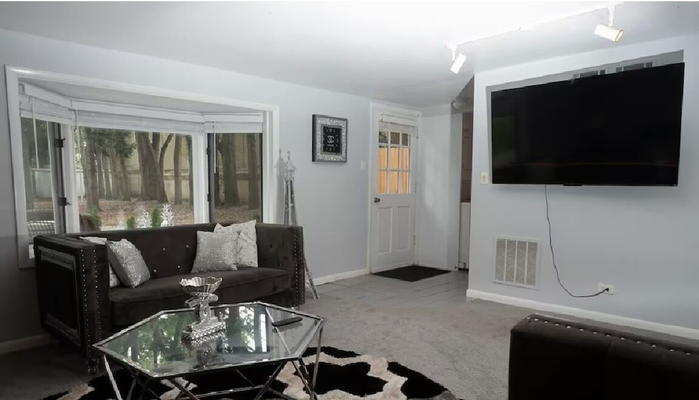 Des Plaines / Chicago Midcentury 2-bedroom Guesthouse - Highland Park, IL