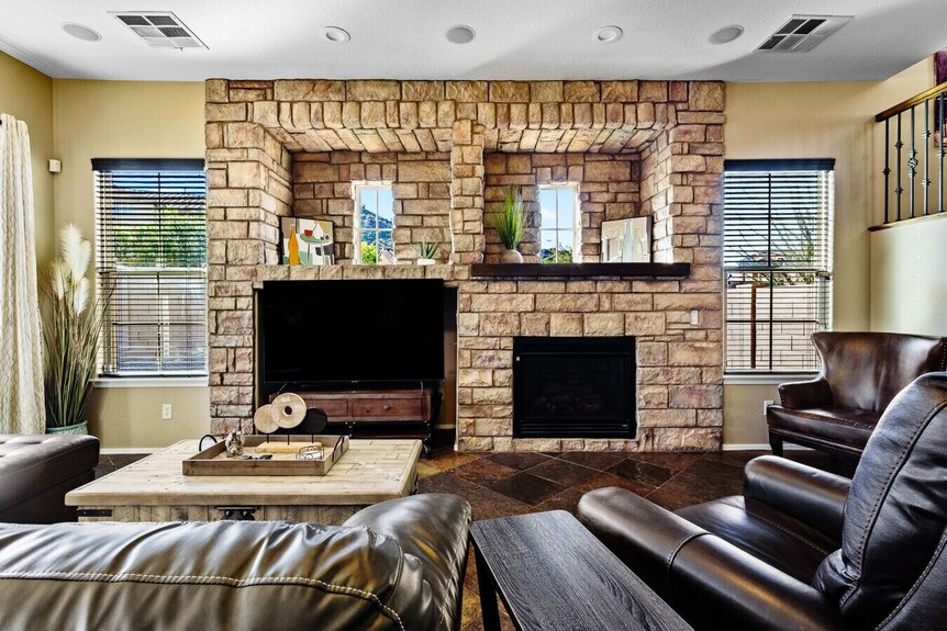 Mafia Heights! Stunning Backyard, 4 Beds, 3 Baths, Hot Tub/deep & Large Pool - Goodyear, AZ