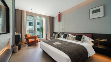 Quarto Clássico com Cama de Casal, vista para a piscina | Roupa de alta qualidade, camas de colchão pillowtop