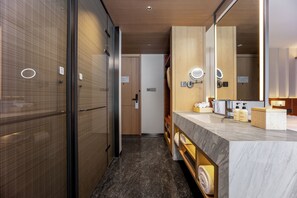 Quarto Duplo Panorâmico, vista para o pátio | Casa de banho | Artigos de higiene pessoal grátis, um secador de cabelo, roupões 