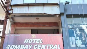 Placa do Hotel Bombay Central anunciando disponibilidade 24 horas e quartos em Kamla Nagar, Agra.