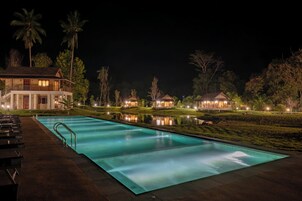 Piscina externa, funciona das 7h30 às 19h30, guarda-sóis