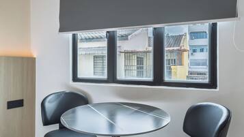 Quarto luxo, 1 cama Queen, para não fumantes | Wi-Fi de cortesia