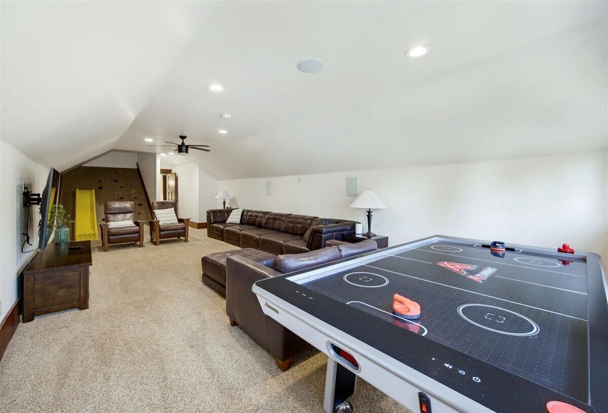 The Conifer Lodge In Heart Of Mccall. Central Location For Large Gatherings! - McCall, ID