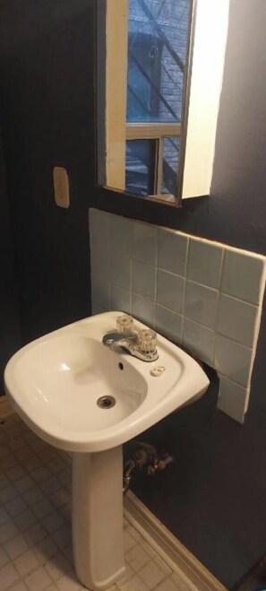 Quarto Económico, em dormitório misto, não fumadores | Casa de banho