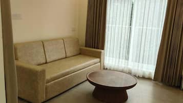 Escrivaninha, cortinas blackout