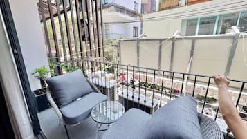 Apartamento superluxo, 1 quarto, sacada, no jardim | Escrivaninha, Wi-Fi de cortesia, roupa de cama