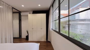 Apartamento superluxo, 1 quarto, sacada, no jardim | Escrivaninha, Wi-Fi de cortesia, roupa de cama