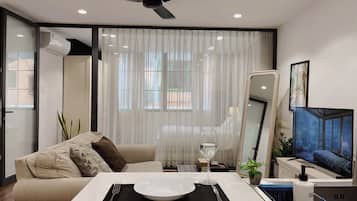 Apartamento superluxo, 1 quarto, sacada, no jardim | Escrivaninha, Wi-Fi de cortesia, roupa de cama