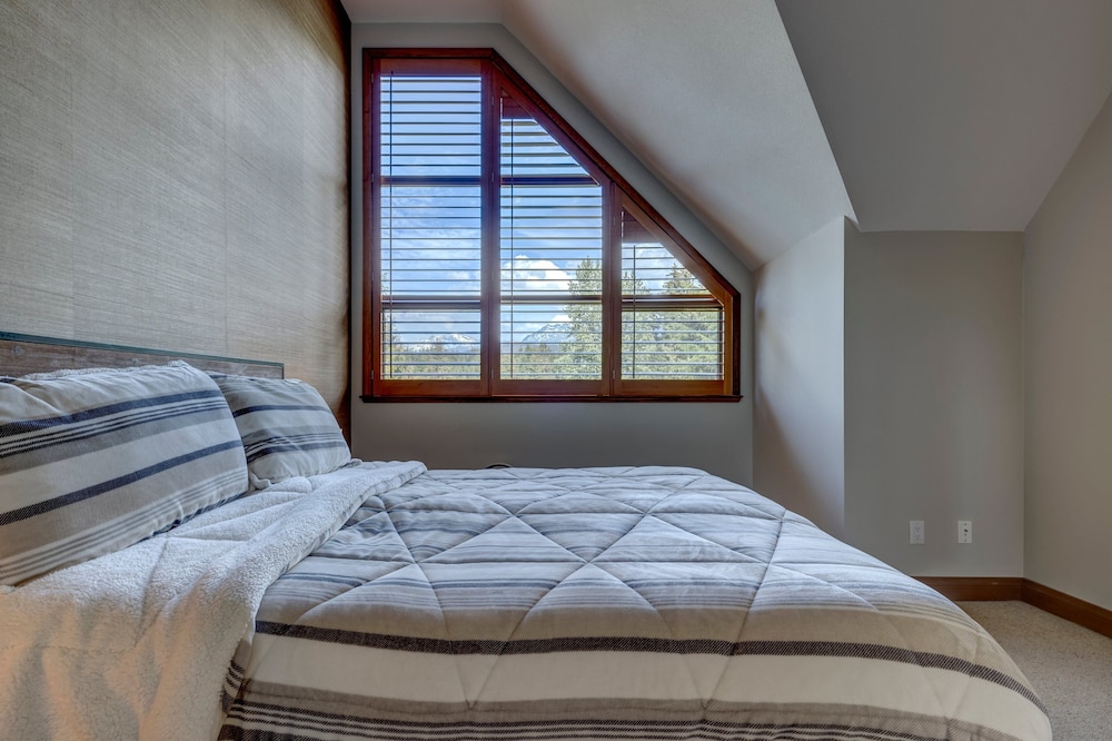 5 Mins to Gondola, Golf Course, Mountain Views, Private Hot tub Reviews ...