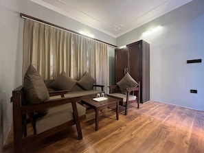 Suite Deluxe | Roupa de alta qualidade, secretária, cortinas/cortinados opacos