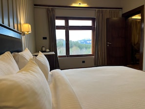 Quarto Duplo Premium | Roupa de alta qualidade, secretária, cortinas/cortinados opacos
