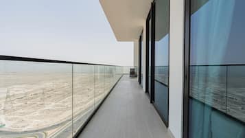 Apartamento Deluxe, 2 quartos, piscina privativa, Vista para a cidade | Varanda