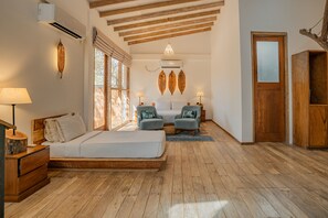 Vila executiva, 2 quartos, piscina particular | Frigobar (abastecido com alguns itens grátis), cofres nos quartos