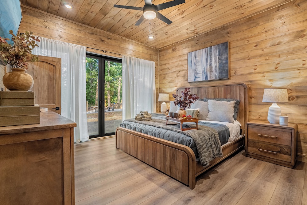 Bold A-Frame Design, 2BR 2BA Cabin, Hot Tub, Outdoor Grill, Fire pit ...